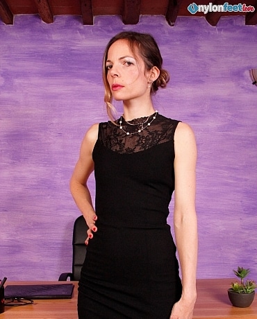 Sexy secretary Mermaid lures you with her nylon-clad feet